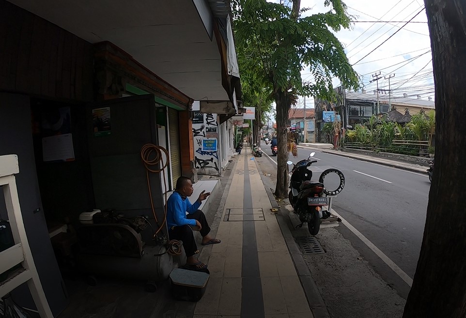 Bali Situation - Seminyak (Raya Seminyak Street) - Kura-Kura Blog