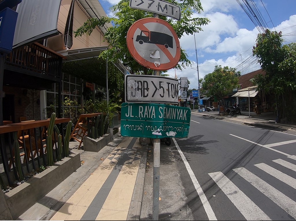 Bali Situation - Seminyak (Raya Seminyak Street) - Kura-Kura Blog